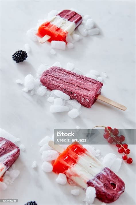 수 제 삼 색 대리석 백그라운드에 딸기와 얼음 아이스 베리 텍스트에 대 한 공간을 복사 합니다 0명에 대한 스톡 사진 및 기타 이미지 Istock