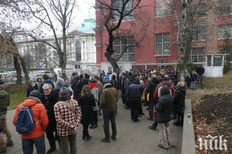 СИГНАЛ ДО ПИК Драмата с Художествената академия продължава Бунят студенти с подписка