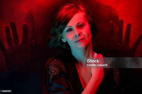 네온 빛에 사틴 목욕 가운에 포즈를 취하는 아름다운 매력적인 여자 갈색 머리에 대한 스톡 사진 및 기타 이미지 갈색 머리 관능 광고 Istock