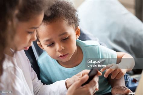 스마트폰 함께 사용 하 여 관심이 아프리카계 미국인 아이 들 2명에 대한 스톡 사진 및 기타 이미지 2명 가정 생활