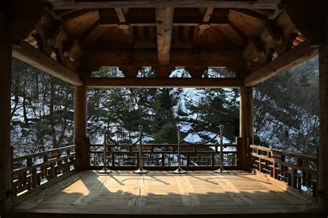 암초 위의 정자와 나무들의 풍경