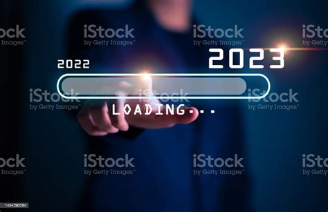 2022년부터 2023년까지 가상 화면으로 로딩 바 연도 2023년을 손으로 만지고 가리키는 사업가 사업가 계획 및 그의 사업에서 긍정적인 지표의 증가 성장하는 사업 개념
