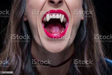 보여주는 뱀파이어 송곳 니 블랙에 고립 된 여자의 자른된 보기 검정색 배경에 대한 스톡 사진 및 기타 이미지 검정색 배경