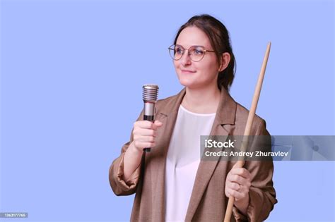 스튜디오 블루 배경에 마이크를 들고 행복한 여자 교사 복사 공간 마이크에 대한 스톡 사진 및 기타 이미지 마이크 재킷 한 명의 여자만 Istock