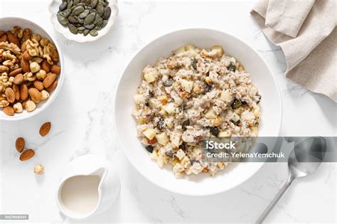 오트밀 그릇 건강한 아침 또는 점심을 위해 견과류 사과 치아씨드 호박씨를 곁들인 귀리 죽 건강한 채식 음식 다이어트 상위 뷰 오트밀에 대한 스톡 사진 및 기타 이미지