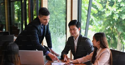 사무실 책상 주위에 앉아 함께 프로젝트에 대해 논의하는 비즈니스 사람들 사진 Unsplash의 사무실 이미지