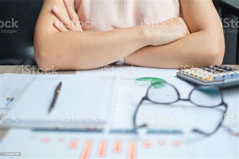 사업가 분석 계획을 만들고 회계사는 그래프 차트와 함께 재무 보고서를 계산합니다 비즈니스 재무 및 회계 개념 개념에 대한 스톡