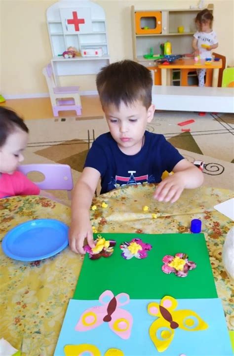 Аппликация во второй младшей группе Лето яркое Цветы