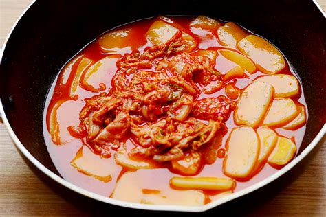 韩国辣白菜炒年糕 辣白菜炒年糕 荠菜炒年糕 大山谷图库