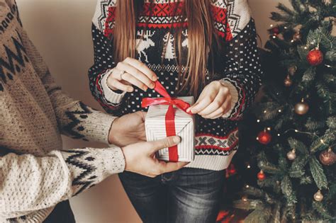 메리 크리스마스 그리고 새 해 복 많이 받으세요 개념입니다 세련 된 Hipster 몇 텍스트 위한 공간 조명 크리스마스 트리 아래 축제 방에 선물을 교환 즐거운 휴일