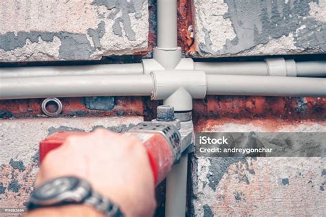 작업자 배관 작품 집에서 실행 한다 목욕탕에 있는 폴 리 프로필 렌에서 물 파이프를 조립 건설 산업에 대한 스톡 사진 및 기타