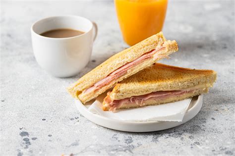 햄과 치즈 샌드위치 우유와 오렌지 주스 유리와 커피 한 잔 은 아침에 커피 숍의 콘크리트 테이블에 많은 국가에서 전형적인 아침 식사 열 개념에 대한 스톡 사진 및 기타