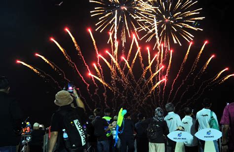 Dilarang Main Bunga Api Selepas Pukul 12 Tengah Malam Kosmo Digital