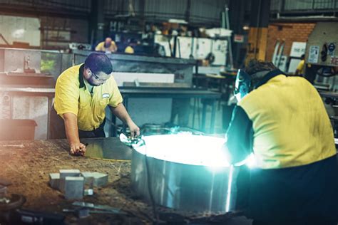 최종 제품에 대 한 금속 부품을 용접 하는 호주 공장에 있는 노동자 로봇에 대한 스톡 사진 및 기타 이미지 로봇 용접