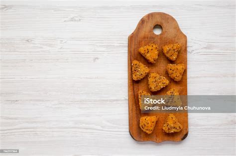 흰색 나무 배경에 소박한 나무 보드에 튀긴 카망베르 상단보기 평면 누워 오버 헤드 위에서 공간을 복사합니다 0명에 대한 스톡