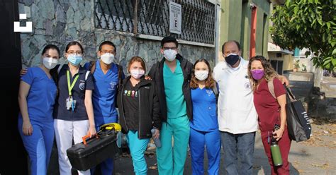 스크럽과 마스크를 쓴 사람들이 사진을 위해 포즈를 취하고 있다 사진 Unsplash의 무료 사람의 이미지