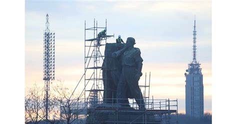 Съдът иска Вяра Тодева да разкрие основанието за демонтажа на Паметника на Съветската армия