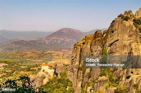 수도원 메테오라 그리스 멋진 파노라마 풍경 구름과 서사시 푸른 하늘에 대한 산과 녹색 숲의 전망 유네스코 유산 개체입니다 0명에 대한 스톡 사진 및 기타 이미지 Istock