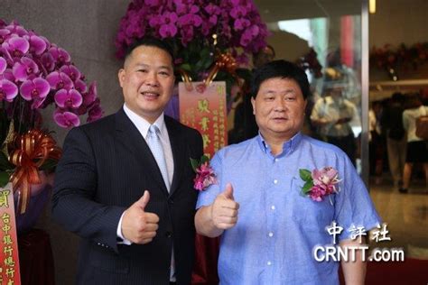 台中銀行總行啟用 藍綠大咖齊聚互動冷淡