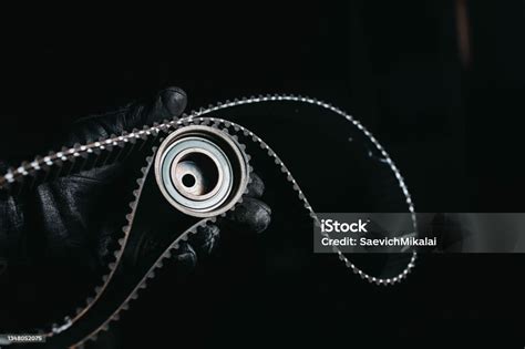 자동차 엔진의 가스 분배 시스템의 타이밍 벨트 와 장력 롤러 자동차 유지 보수의 개념 허리띠에 대한 스톡 사진 및 기타 이미지 허리띠 고무 공학 Istock