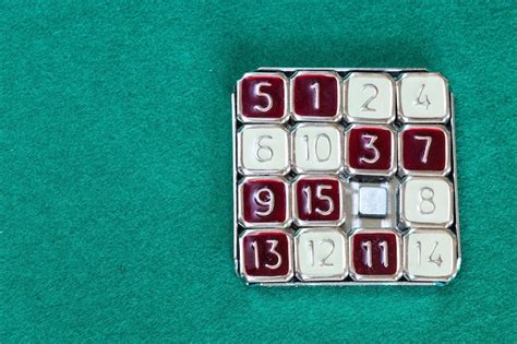 15 Puzzle Deslizante Jogo De Quebra Cabeça Na Mesa Verde Foto Premium