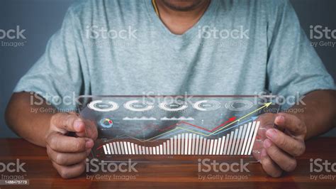 사람의 손에 전화에서 촛대 차트의 홀로그램 이미지 제안 거래 투자 아이디어 가격에 대한 스톡 사진 및 기타 이미지 가격 개념 거래자 Istock