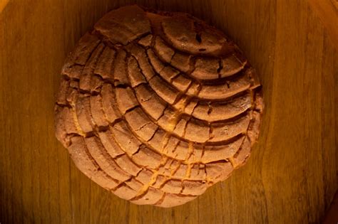 배경에 콘차라는 맛있는 전통 멕시코 달콤한 빵의 최고 보기 멕시코에 대한 스톡 사진 및 기타 이미지 멕시코 목재 재료