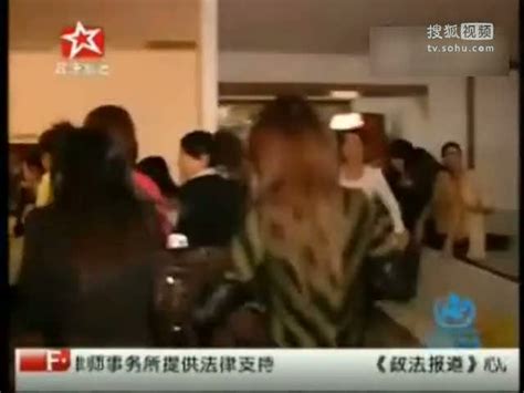 视频：警方突击检查 色情男女赤身裸体被抓 搜狐视频