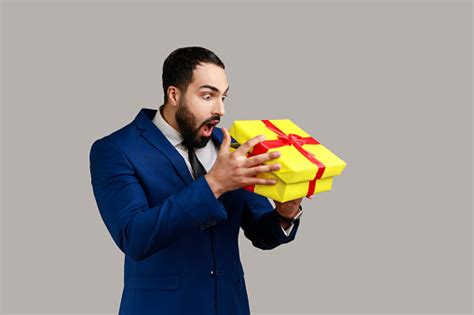 놀란 남자 포장 선물을 풀고 Scoked 및 무서운 표정 생일 요점으로 상자 내부를 보고 30 34세에 대한 스톡 사진 및 기타 이미지 30 34세 경외감 공휴일