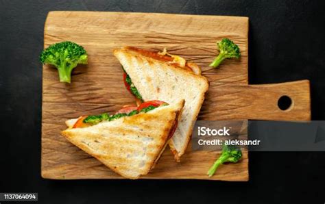 나무 커팅 보드 콘크리트 슬레이트 배경에 브로콜리 치즈 샌드위치 건강한 식생활에 대한 스톡 사진 및 기타 이미지 건강한 식생활 경관 꼭대기 Istock