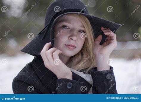 Jovencita Con Sombrero Negro Dentro Foto De Archivo Imagen De Desgaste Guisante