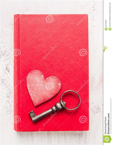 Красная книга дневника с ключом сердца и года сбора винограда на белой ...