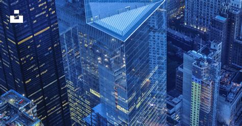 갈색과 흰색 콘크리트 건물 사진 Unsplash의 무료 파랑 이미지