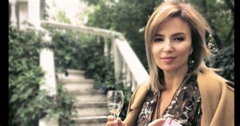 14 годишната дъщеря на Ирина Тенчева е прекрасно нейно копие нежна и красива млада дама