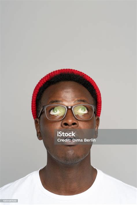 아프리카계 미국인 힙스터 남자는 안경에 빨간 모자를 착용 사고 깜짝 고립 에서 올려다 밀레니엄 세대에 대한 스톡 사진 및 기타 이미지 밀레니엄 세대 자기 성찰 컷아웃