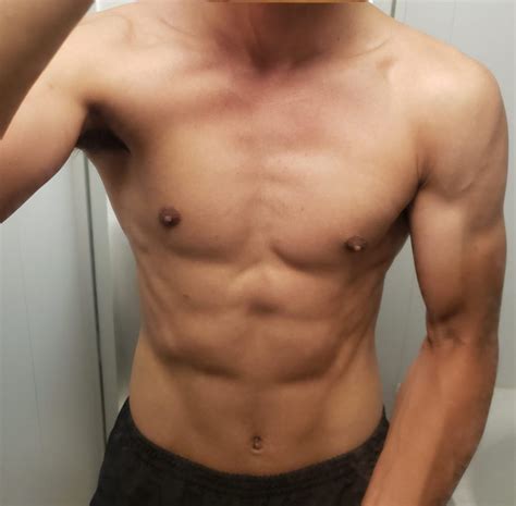 【衝撃】1年間、ほぼ毎日腹筋と腕立てをした結果。その効果とは！？【自宅筋トレ】 チャリ猿ブログ
