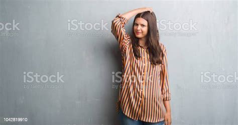 그런 지 회색 벽에 젊은 갈색 머리 여자는 혼동 하 고 질문에 대해 궁금해 의심 불확 실한 손으로 머리에 생각 잠겨있는 개념 갈색 머리에 대한 스톡 사진 및 기타 이미지