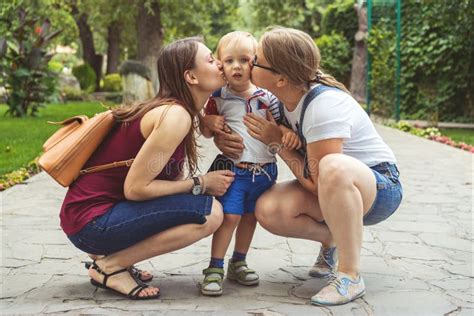 Mutterku Mit Zwei M Dchen Ihr Launisches Kind Des Kleinen Jungen Im Park Keine Traditionelle