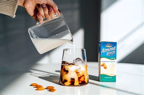 우유처럼 커피와 섞기 좋은 음료들 3 Coffee Guide