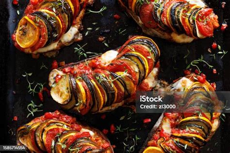 얇게 썬 야채와 모짜렐라 치즈를 곁들인 구운 사워도우 빵 오픈 페이스 샌드위치에 검은색 배경에 신선한 허브를 뿌렸다 0명에 대한 스톡 사진 및 기타 이미지 Istock