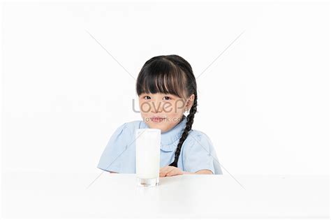 우유를 마시는 소녀 사진 무료 다운로드 Lovepik