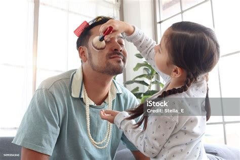 귀여운 딸과 함께 노는 즐거운 아버지 거실 소파에 앉아 화장을 하는 소녀 가족 휴가 주말에 재미있고 서 있는 시간을 보낸다 2명에 대한 스톡 사진 및 기타 이미지 Istock