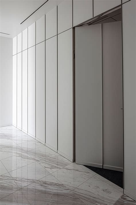 子浦中 シオ建築設計事務所による、東京のオフィス「power X」。自然エネルギーに関わる企業の事務所。事業への“期待感”の空間での表現を目指し、長いアプローチ等でゲストが高揚感を覚える