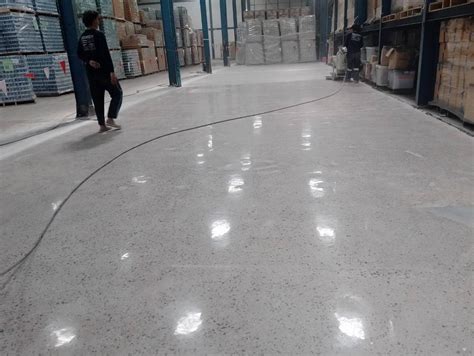 ระหว่างการทำงานของทีมcrystalfloor Crystaltop By Reentech Facebook