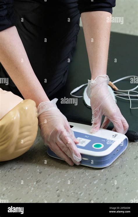 First Responce Worker Demonstrades Cpr And Proper Defibrillator