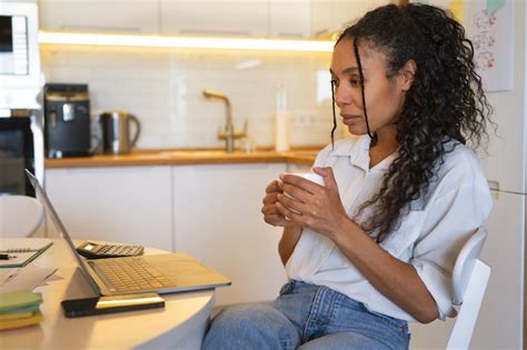 Free Photo Medium Shot Woman Working As An Economist