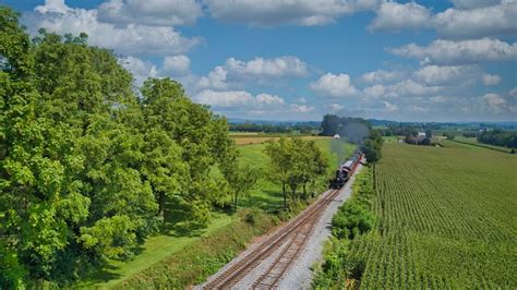 골동품 증기 엔진의 무인 항공기보기 접근 증기를 불고 시골을 따라 여행 강철에 대한 스톡 사진 및 기타 이미지 강철 고풍스런 골동품 Istock
