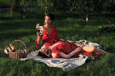 Online Crop Hd Wallpaper Women Model Brunette Two Women Depth Of Field Grass Picnic
