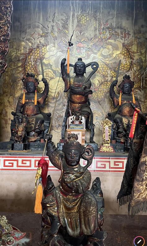 影／「神明金身也敢偷！」 屏東黑衣男闖太子宮搬走百年神像落跑 至今找嘸人