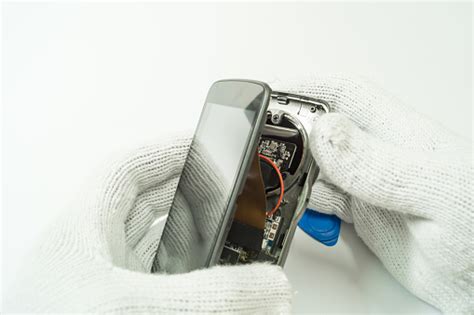 흰색 배경 격리 된 자동차 유지 보수 서비스에 새로운 배터리를 교체하는 자동차 카메라를 분해합니다 건설 산업에 대한 스톡 사진